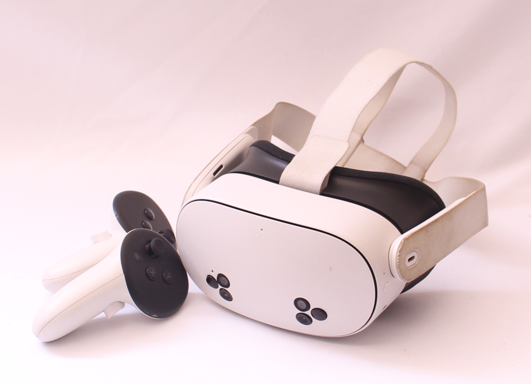 Pre-owned Meta Quest 3s 256GB White Mixed Reality VR Headset ...